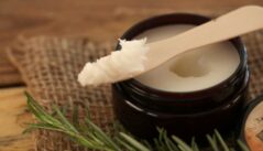 Óleo Mineral, Vaselina Líquida, Petrolato: qual a diferença entre os ...